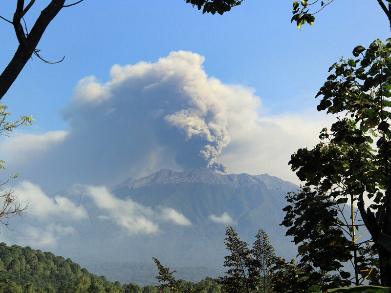 Erupciones de 5 volcanes oscurecen el cielo en Indonesia - Nortedigital