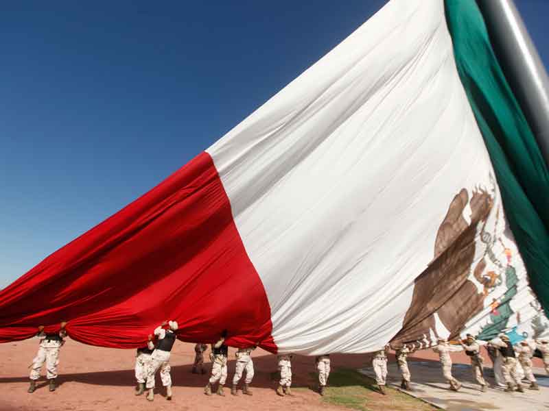 Quitan bandera dañada por las lluvias - Nortedigital