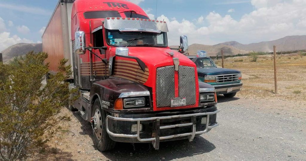 Arrestan a sujeto que descargaba tráiler lleno de basura