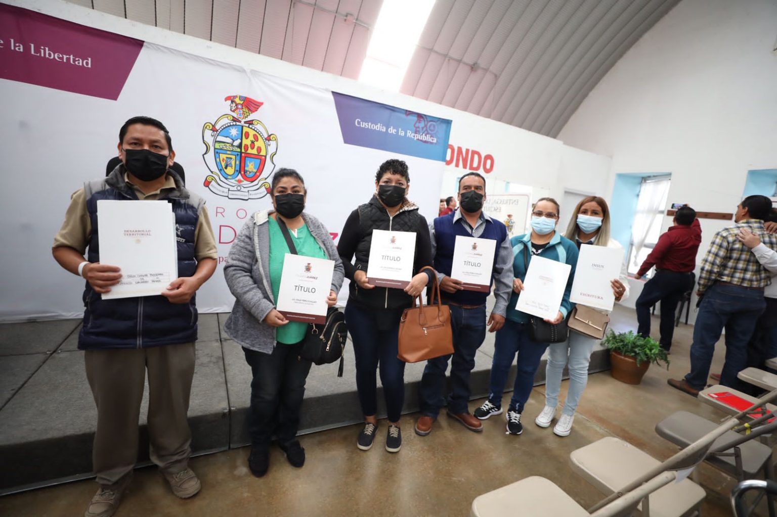 Reciben 190 familias, sus títulos de propiedad y escrituras Reciben 190 familias, sus títulos de propiedad y escrituras