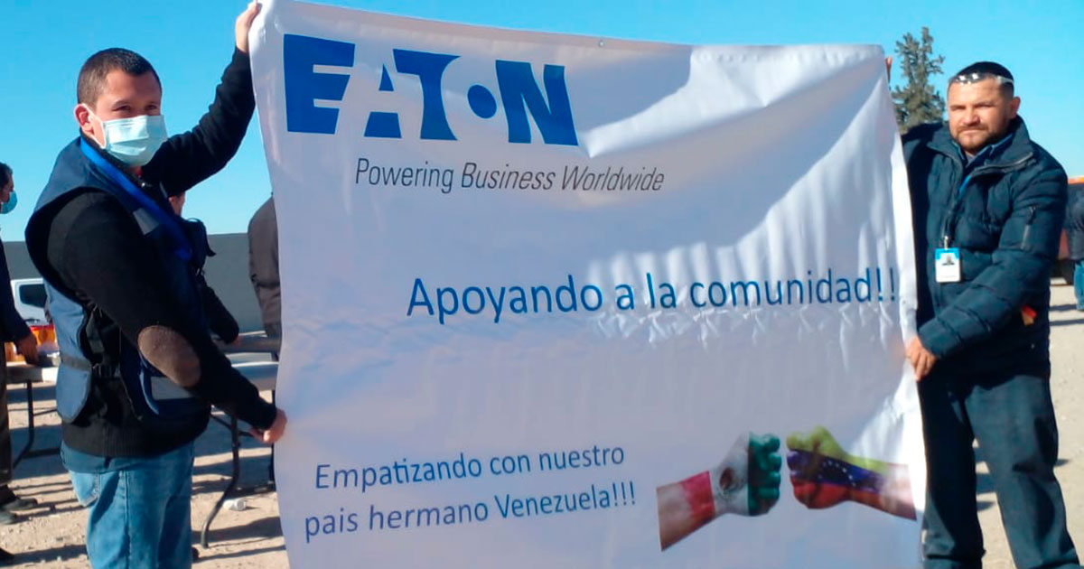 Empleados de maquila Eaton llevan chamarras y burritos a migrantes ...