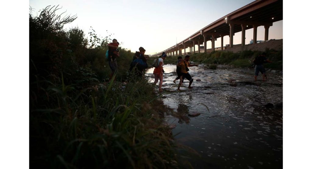 Más venezolanos cruzan el río y se entregan a “La Migra” de Estados Unidos
