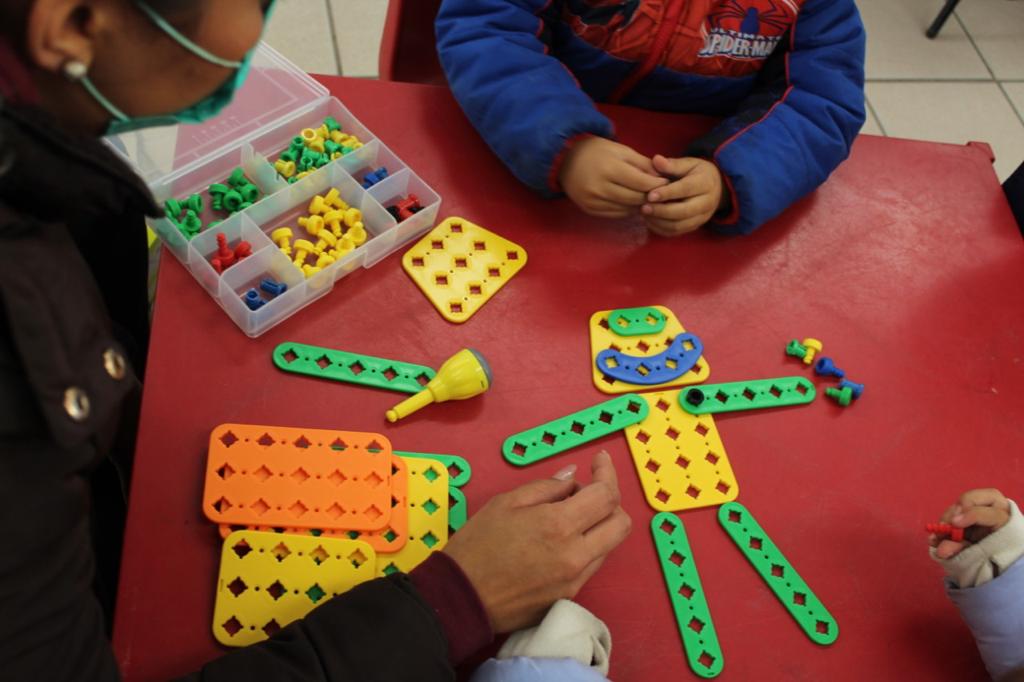 Entregan material didáctico sobre robótica a niños de preescolar ...