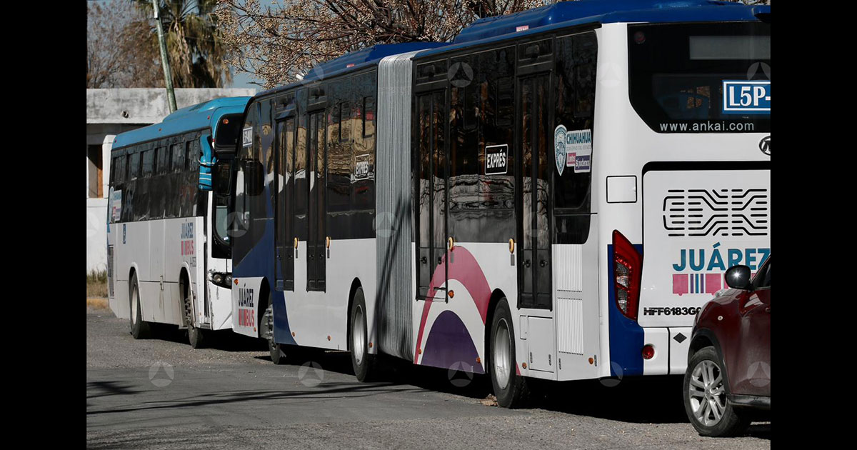 Unidades del JuárezBus, a la espera de reparación en plena calle ...