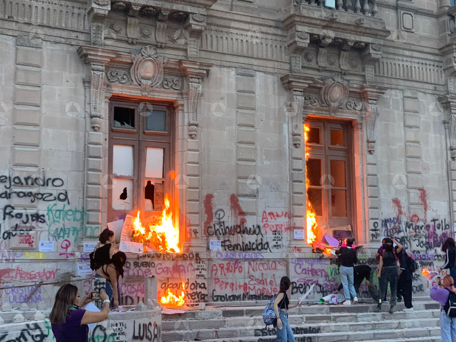 Queman ventanas del Palacio de Gobierno manifestantes del 8M - Norte de ...