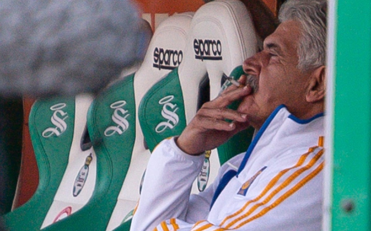 “Tuca” Ferretti mete en problemas al Azteca por fumar en juego - Norte ...