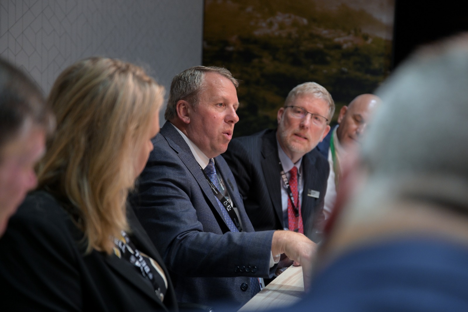 Se reúnen gobernadora y directivos de la empresa Bell Helicopter en ...