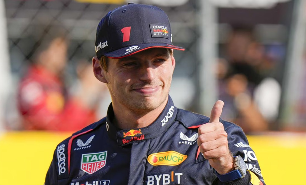 Max Verstappen casi se sale de la pista por ver la batalla entre Checo ...