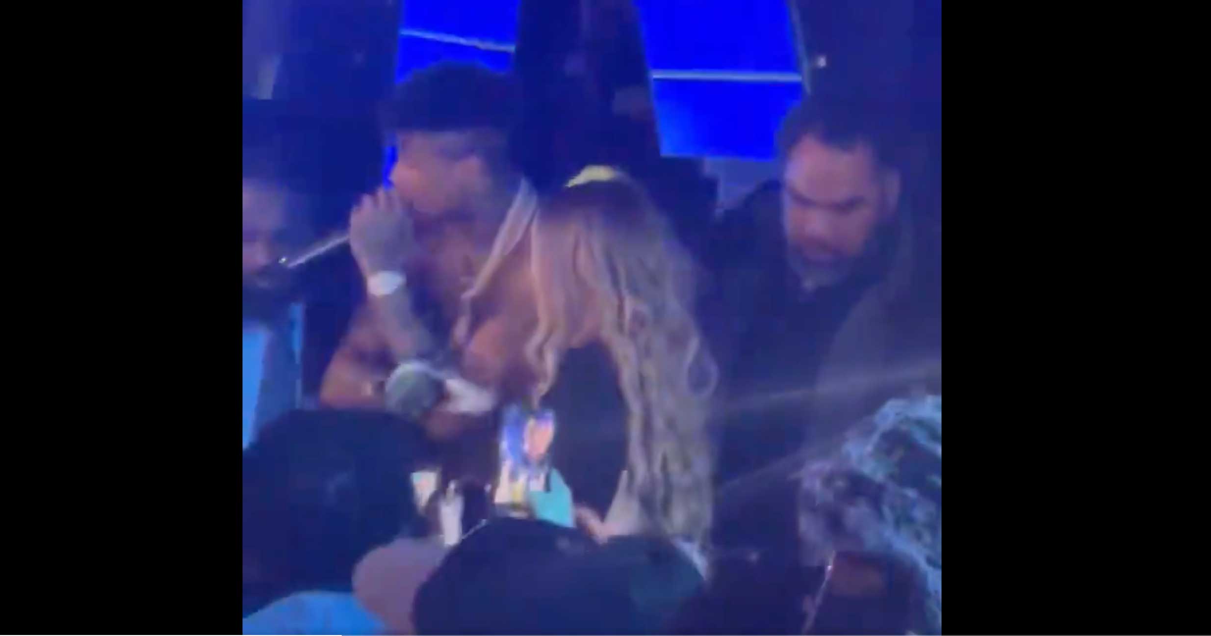 VIDEO: Rapero arrastra a fan durante concierto y pide a público ... VIDEO: Rapero arrastra a fan durante concierto y pide a público ...