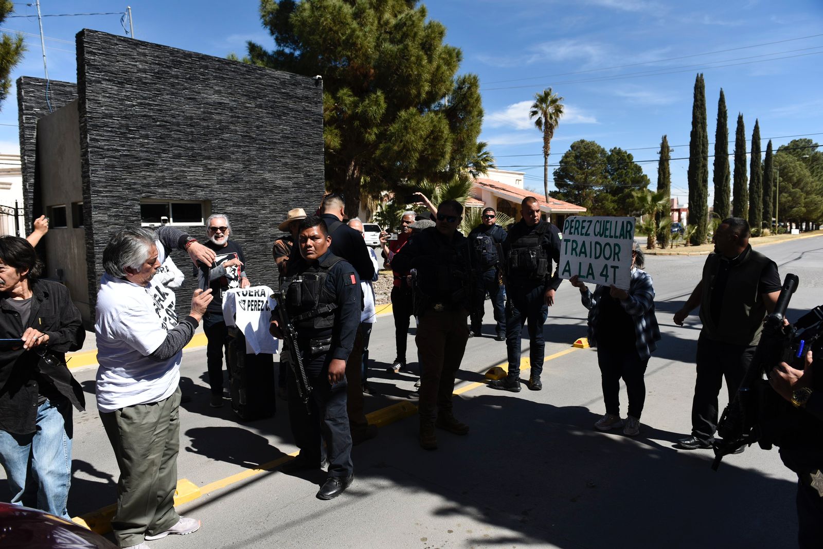 Protestan activistas contra Cruz Pérez Cuéllar afuera de su residencia ...