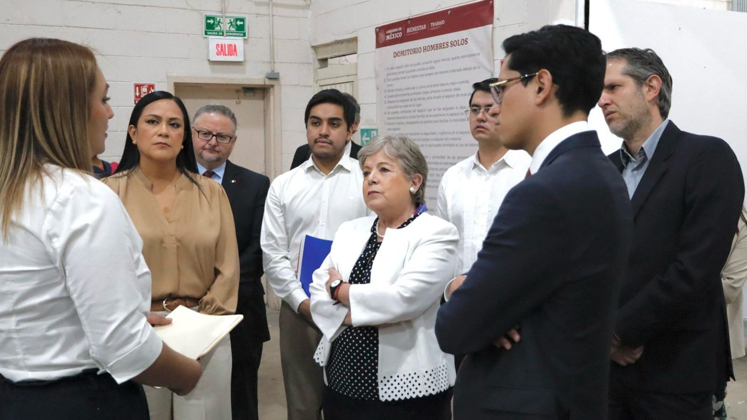 Visitan titulares de Relaciones Exteriores y Bienestar el albergue para ...