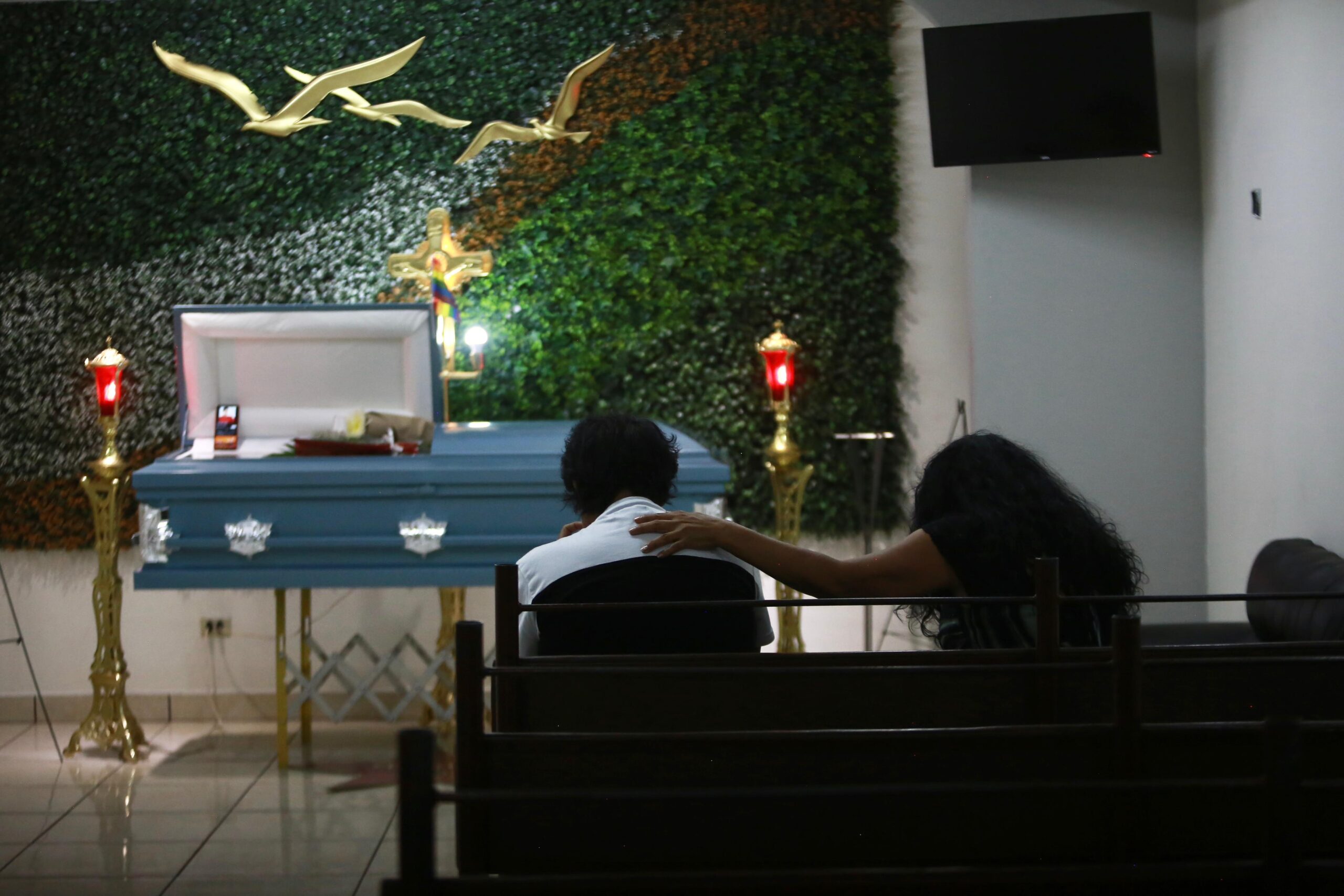 Con poca asistencia, inicia el funeral de Meche, la entrañable amiga de ...