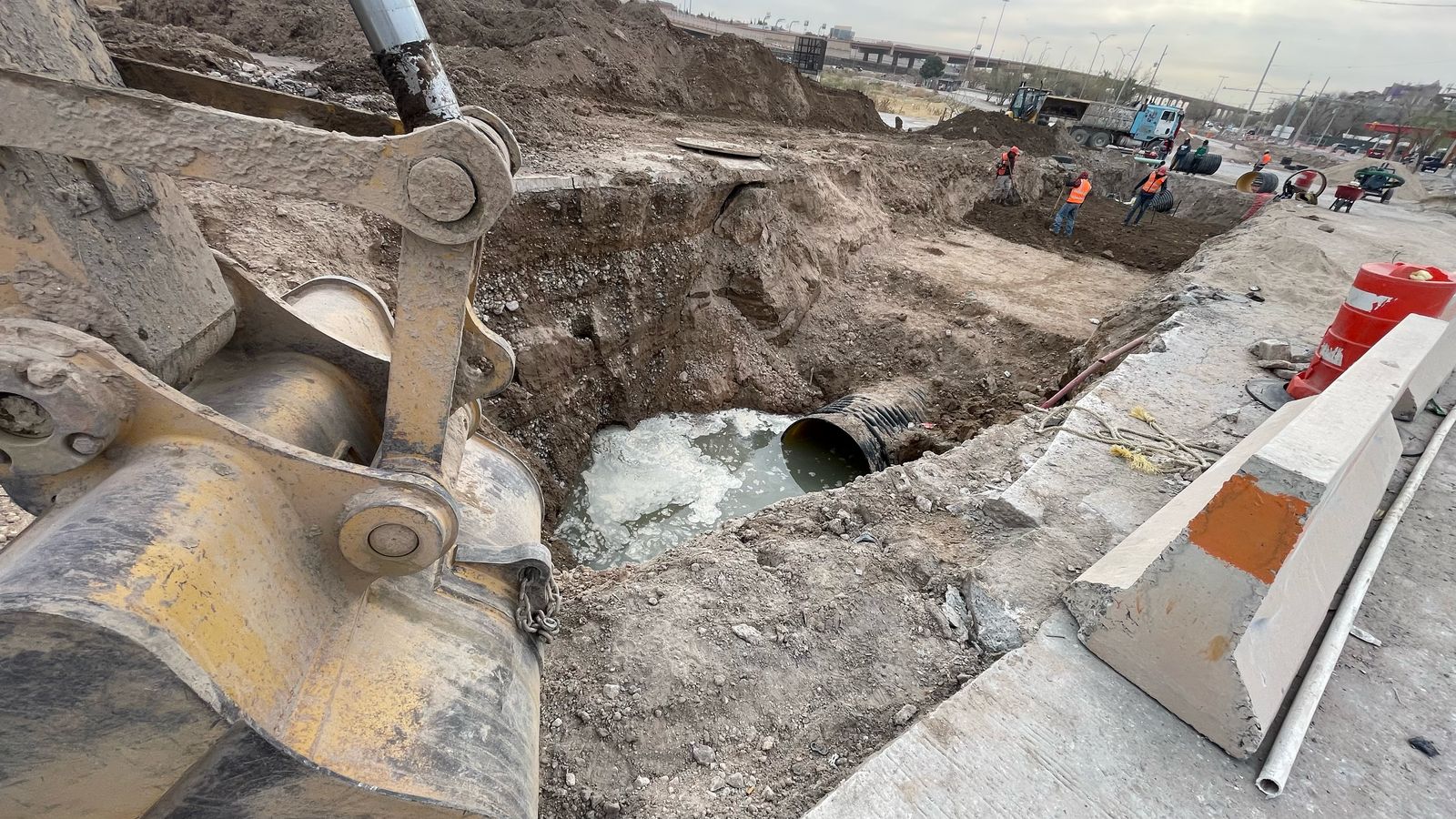 Brota agua del subsuelo y hallan línea de 115 mil voltios en obra del colector Norzagaray ...