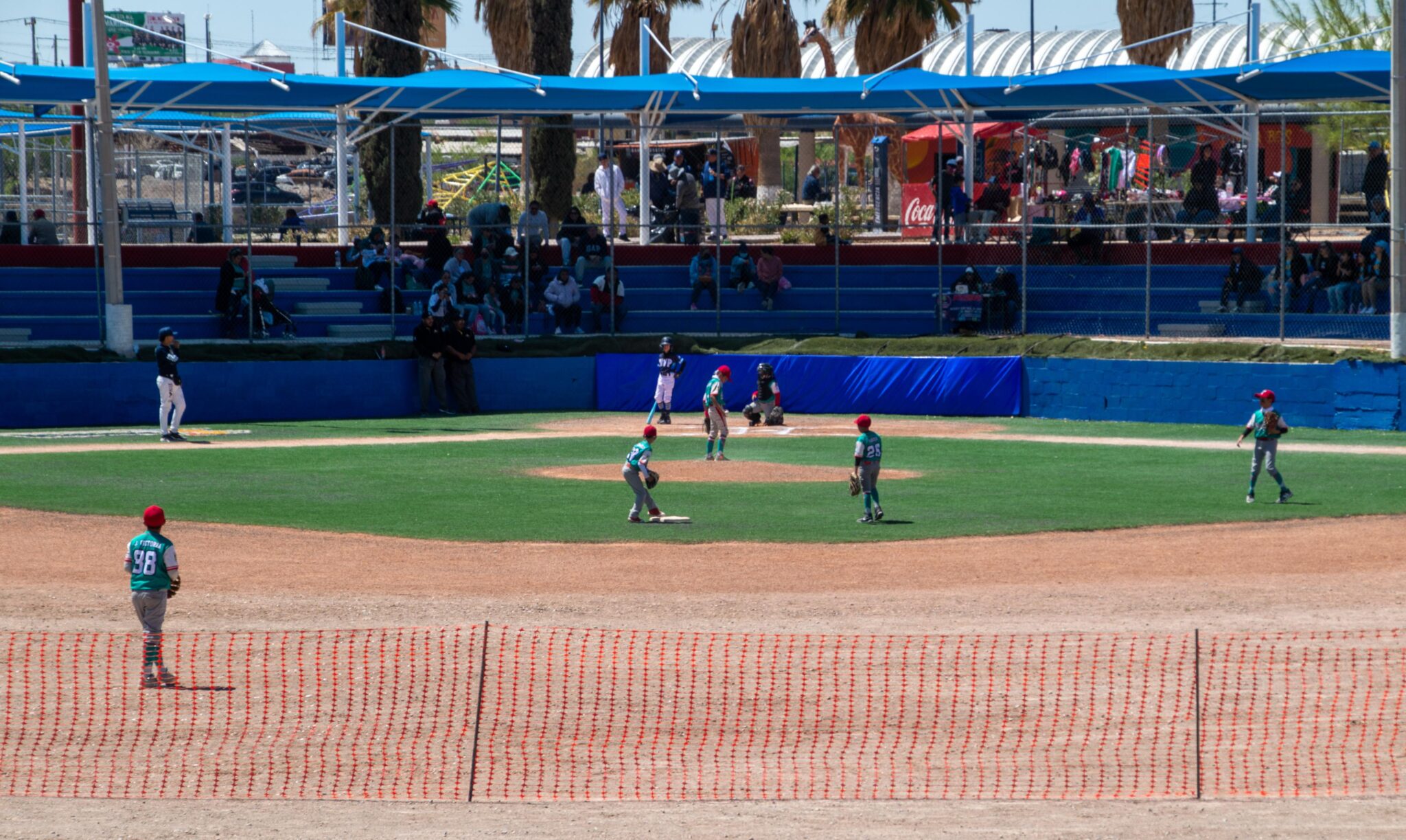 Lleno del lado Poniente, con poca gente del lado Oriente; así juarenses ...