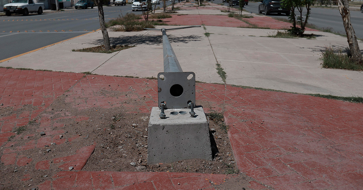 Llevan más de un mes, postes derribados frente al Parque de la Familia ...