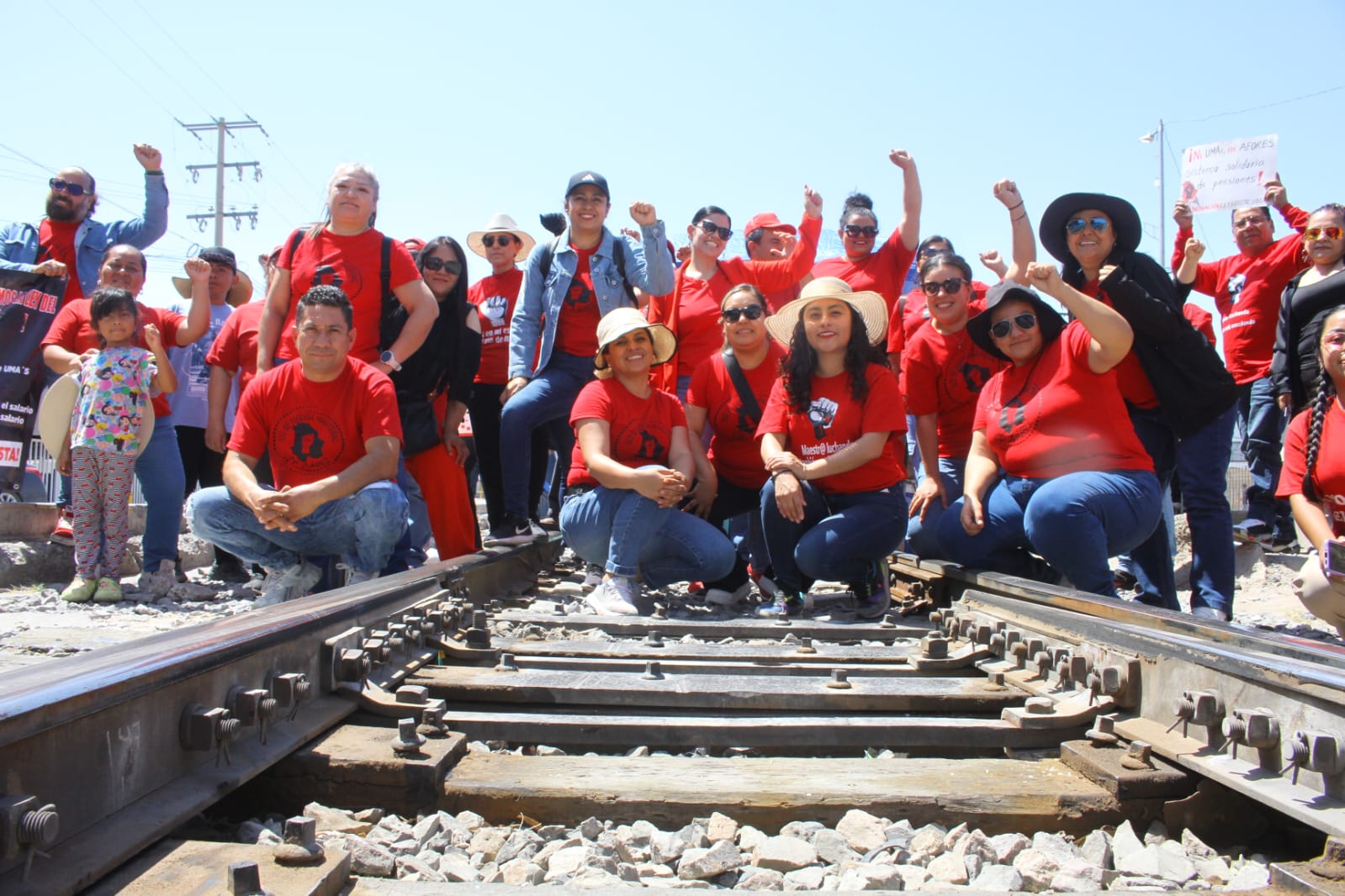 Se topa tren con el magisterio, obstruyen las vías entre Juárez y El ...