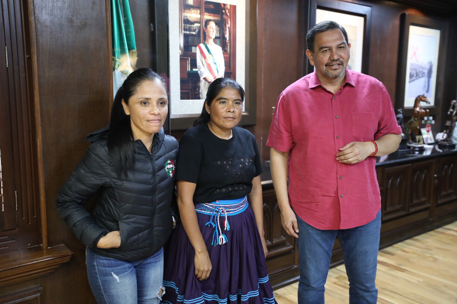 Visita ultramaratonista rarámuri Lorena Ramírez al alcalde de Juárez ...