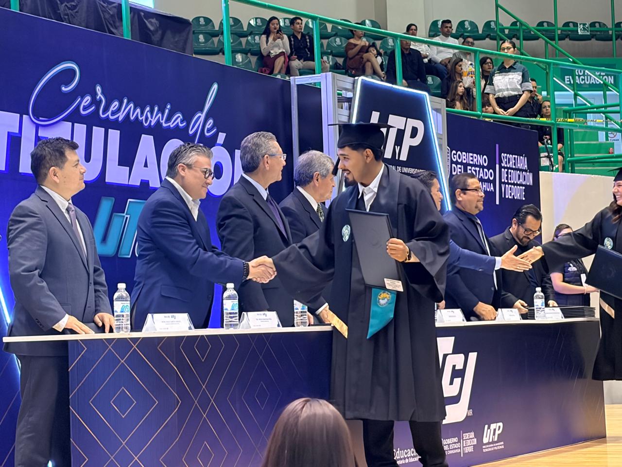 ¡Lo lograron! Se titulan mil 298 técnicos, licenciados e ingenieros de ...