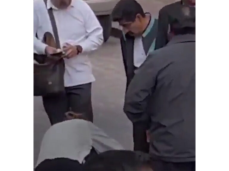 Lustran zapatos a Hugo Aguilar en público durante acto oficial en Querétaro