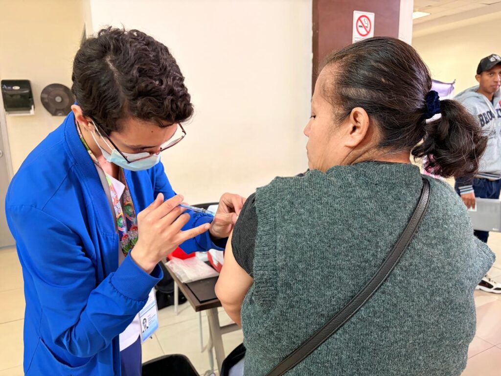 Acuden fronterizos a protegerse, instalan módulo de vacunación en ...