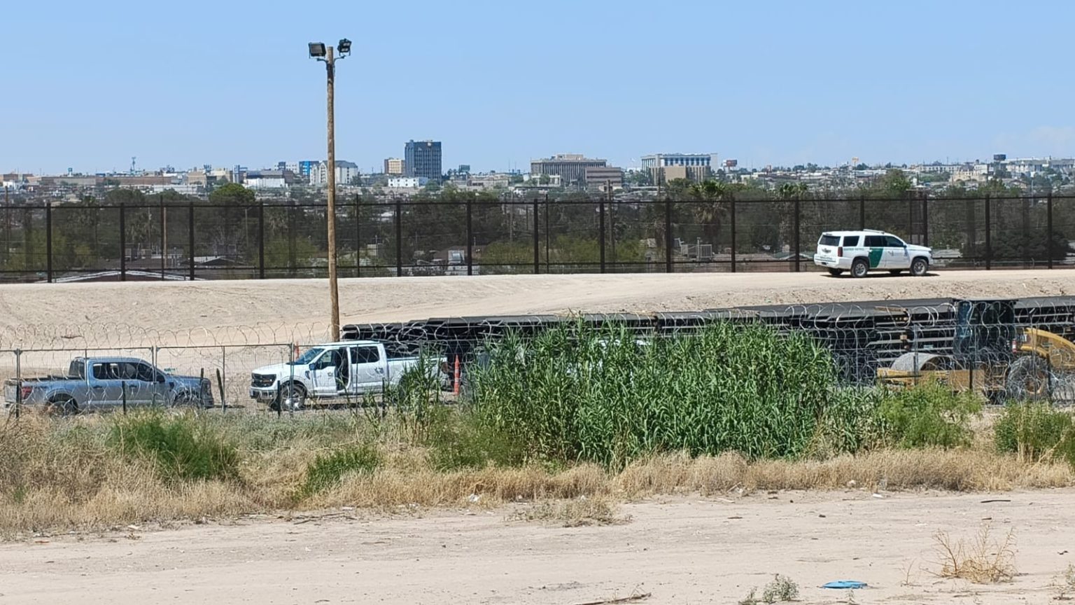 Muro fronterizo avanza hasta el puente de la Pérez Serna