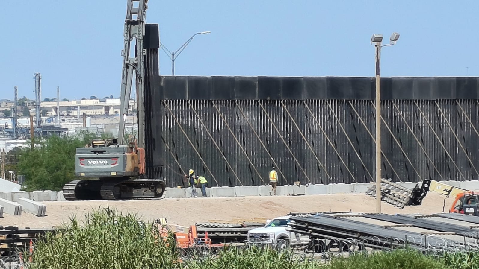 Muro fronterizo avanza hasta el puente de la Pérez Serna