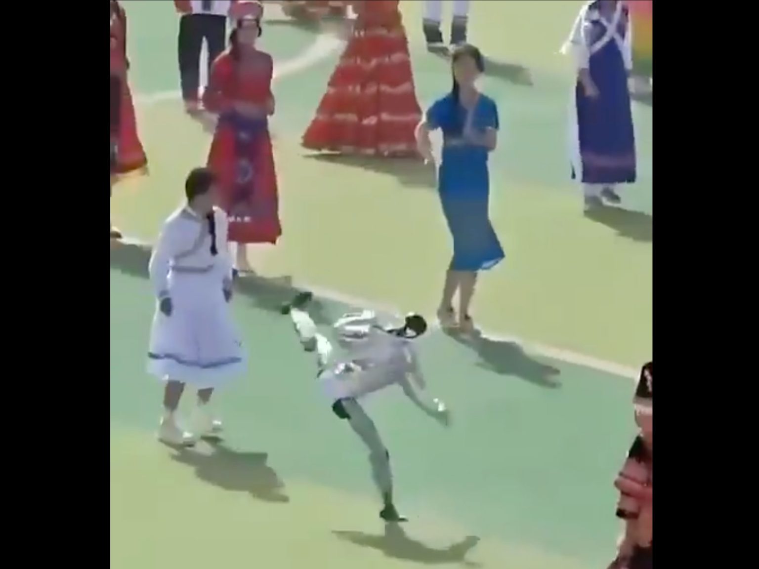 Robot se vuelve loco y comienza a tirar patadas a la Jackie Chan en ...