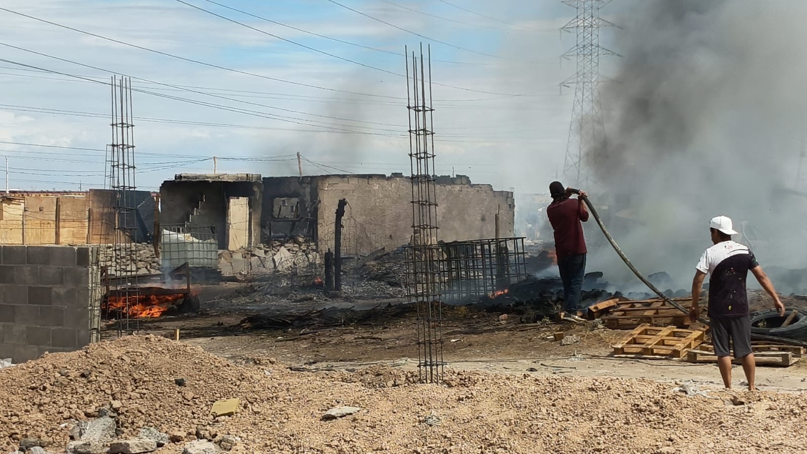 Incendio consume cinco viviendas en Valle Dorado